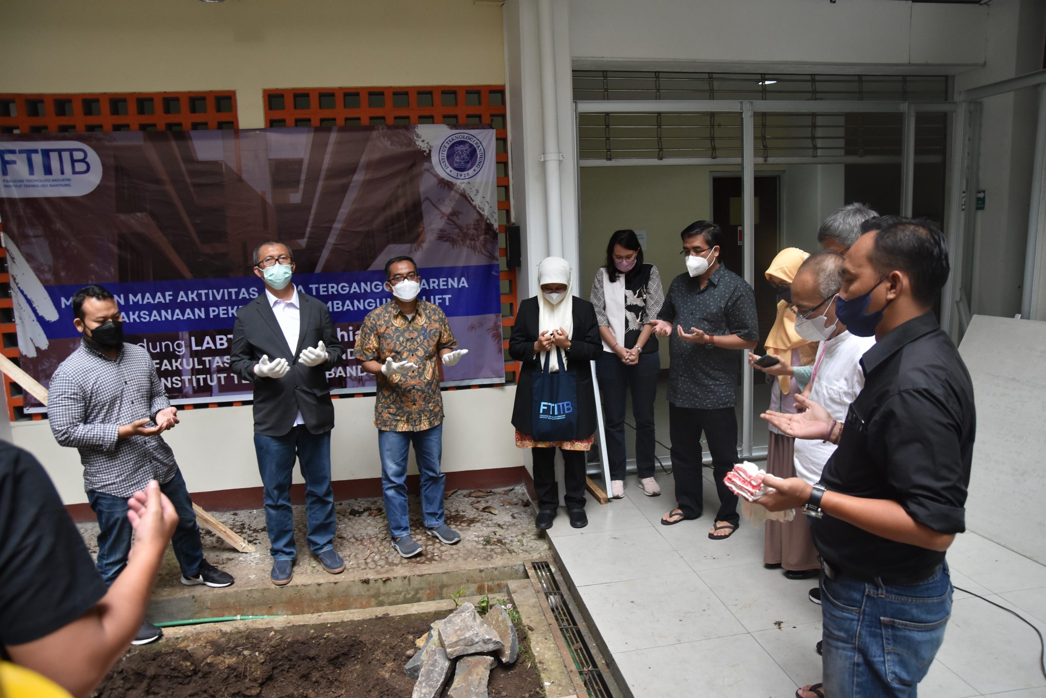 Pembangunan Lift di Gedung Labtek III Matthias Aroef Program Studi ...